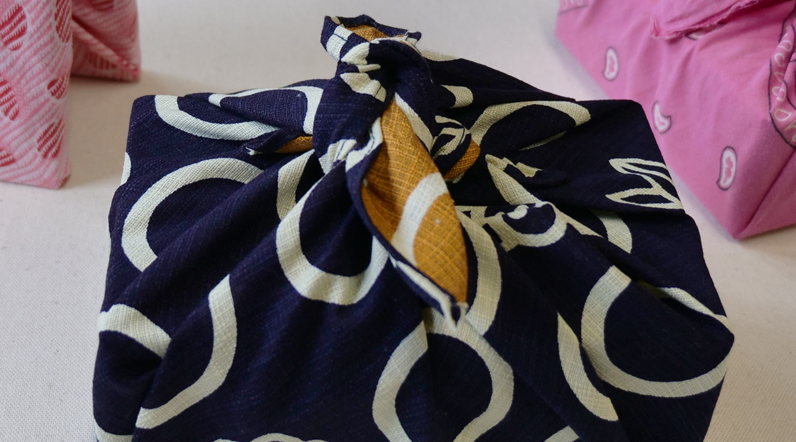 Furoshiki, el estilo japonés de envoltura de regalos | XIAHPOP