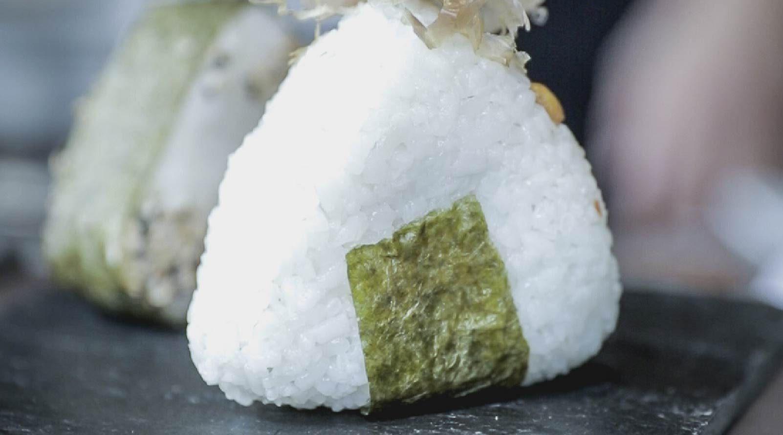 Onigiri de atún: cómo preparar el clásico bocadillo japonés en casa ...
